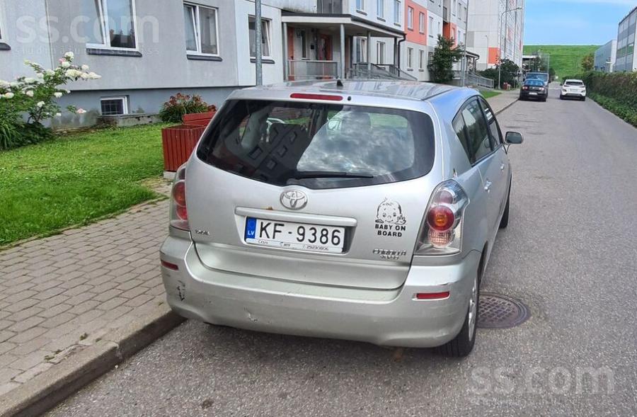 Pelēks Toyota Corolla Verso 2004 Rīga, ar dzinēja tilpumu 2.00 L un nobraukumu 330 tūkst. km par 1200 €, foto 3 vietnē AUTOMOTO.COM.LV