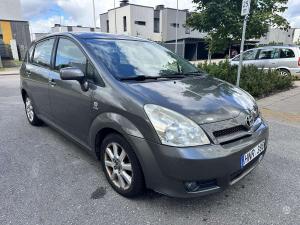 Pelēks Toyota Corolla Verso 2004 Viļņa, ar dzinēja tilpumu 2.00 L un nobraukumu 241 tūkst. km par 1750 €, foto  vietnē AUTOMOTO.COM.LV