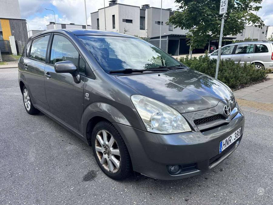 Grey Toyota Corolla Verso 2004 in Vilnius, with an engine capacity of 2.00 L and mileage of 241 thousand km for 1750 €, photo 1 on AUTOMOTO.COM.LV