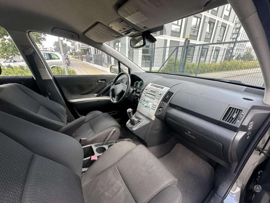 Grey Toyota Corolla Verso 2004 in Vilnius, with an engine capacity of 2.00 L and mileage of 241 thousand km for 1750 €, photo 7 on AUTOMOTO.COM.LV