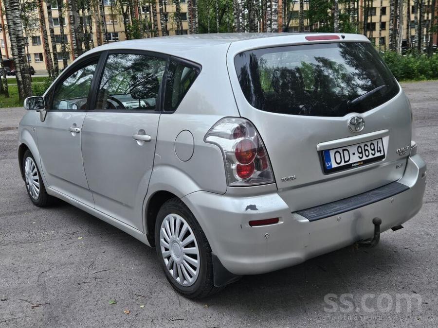 Pelēks Toyota Corolla Verso 2005 Rīga, ar dzinēja tilpumu 2.20 L un nobraukumu 424 tūkst. km par 1300 €, foto 2 vietnē AUTOMOTO.COM.LV