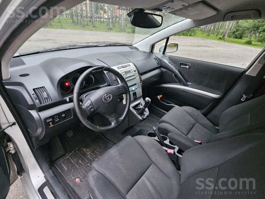 Pelēks Toyota Corolla Verso 2005 Rīga, ar dzinēja tilpumu 2.20 L un nobraukumu 424 tūkst. km par 1300 €, foto 3 vietnē AUTOMOTO.COM.LV