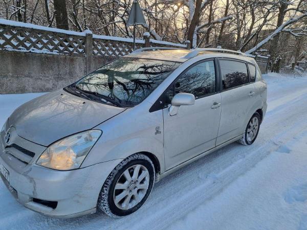 Grey Toyota Corolla Verso 2005 in Kaunas, with an engine capacity of 2.00 L and mileage of 579 thousand km for 1100 €, photo 1 on AUTOMOTO.COM.LV