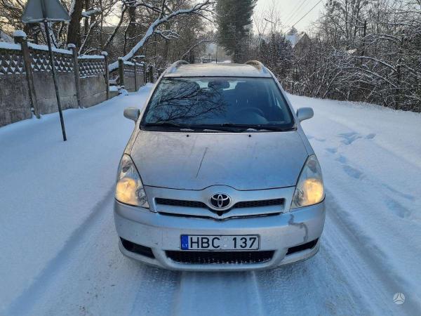Grey Toyota Corolla Verso 2005 in Kaunas, with an engine capacity of 2.00 L and mileage of 579 thousand km for 1100 €, photo 3 on AUTOMOTO.COM.LV