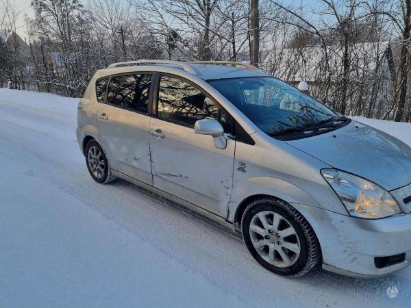 Grey Toyota Corolla Verso 2005 in Kaunas, with an engine capacity of 2.00 L and mileage of 579 thousand km for 1100 €, photo 4 on AUTOMOTO.COM.LV