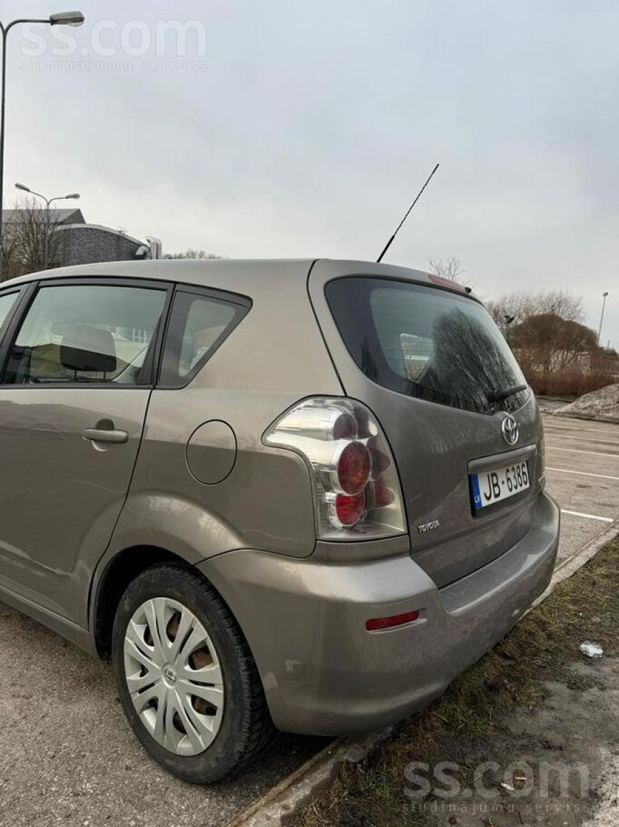 Grey Toyota Corolla Verso 2005 in Talsi, with an engine capacity of 2.00 L and mileage of 400 thousand km for 1100 €, photo 4 on AUTOMOTO.COM.LV