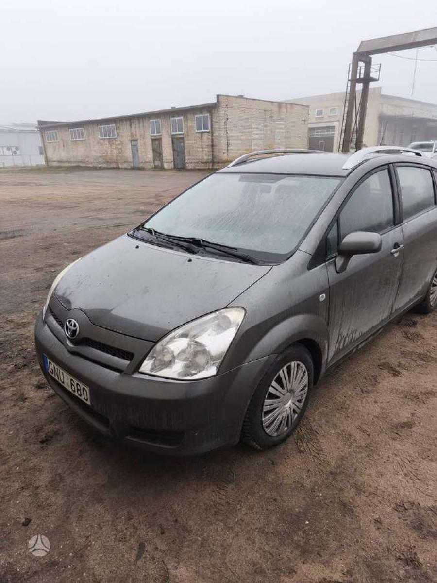 Pelēks Toyota Corolla Verso 2006 Viļņa, ar dzinēja tilpumu 2.20 L un nobraukumu 175 tūkst. km par 800 €, foto 1 vietnē AUTOMOTO.COM.LV