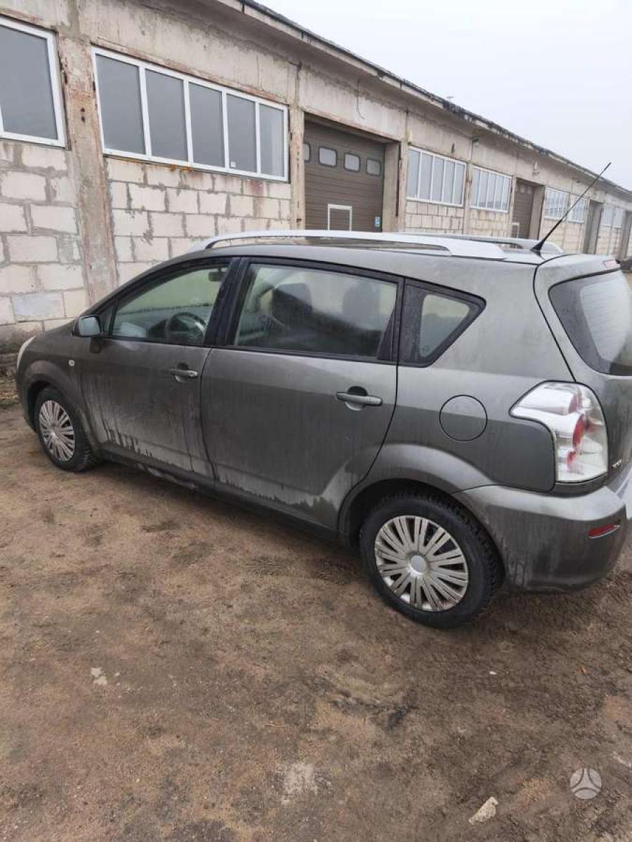 Pelēks Toyota Corolla Verso 2006 Viļņa, ar dzinēja tilpumu 2.20 L un nobraukumu 175 tūkst. km par 800 €, foto 2 vietnē AUTOMOTO.COM.LV