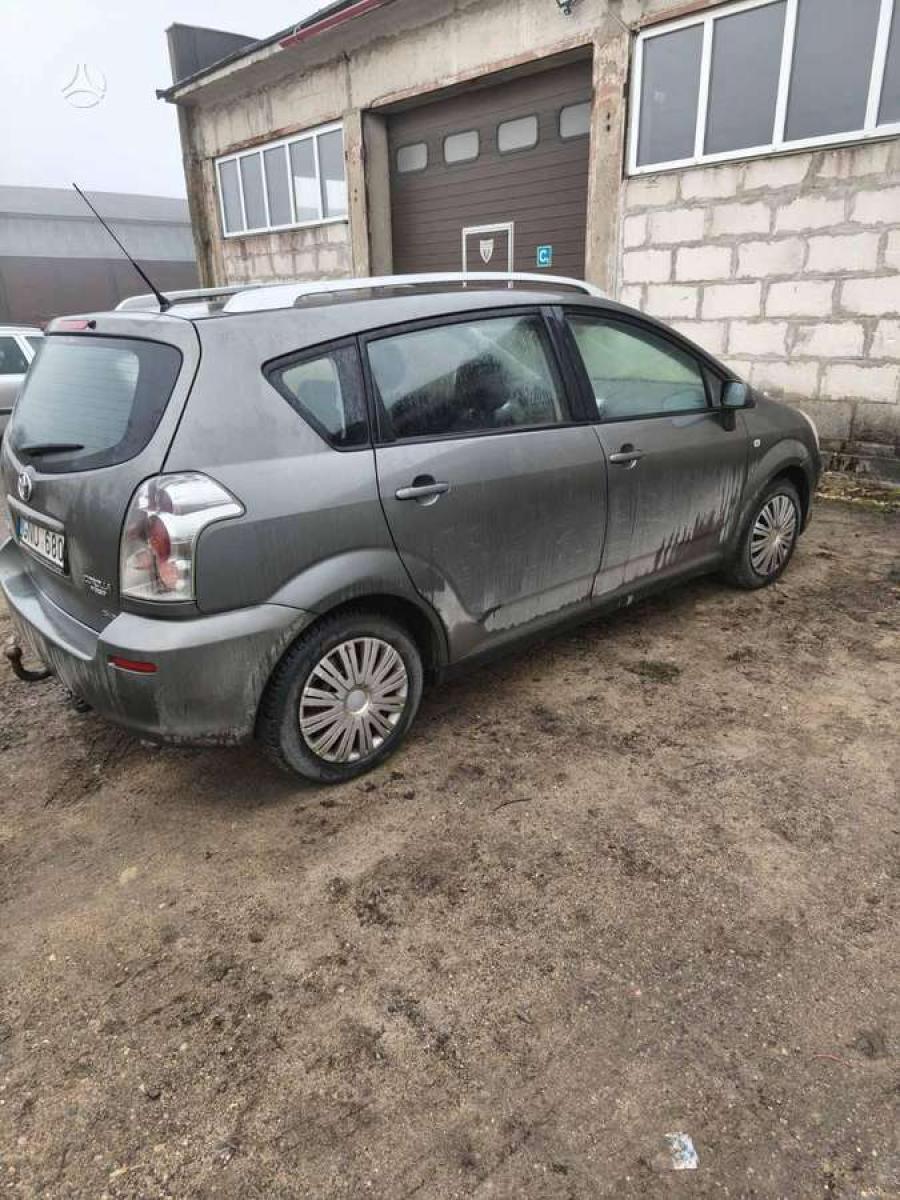Pelēks Toyota Corolla Verso 2006 Viļņa, ar dzinēja tilpumu 2.20 L un nobraukumu 175 tūkst. km par 800 €, foto 3 vietnē AUTOMOTO.COM.LV