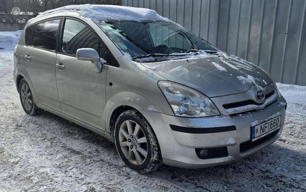 Pelēks Toyota Corolla Verso 2006 Viļņa, ar dzinēja tilpumu 2.20 L un nobraukumu 370 tūkst. km par 1200 €, foto 1 vietnē AUTOMOTO.COM.LV