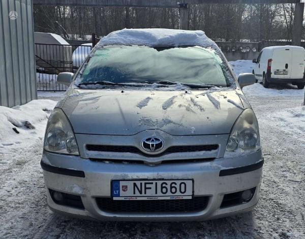 Pelēks Toyota Corolla Verso 2006 Viļņa, ar dzinēja tilpumu 2.20 L un nobraukumu 370 tūkst. km par 1200 €, foto 2 vietnē AUTOMOTO.COM.LV