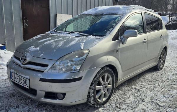 Pelēks Toyota Corolla Verso 2006 Viļņa, ar dzinēja tilpumu 2.20 L un nobraukumu 370 tūkst. km par 1200 €, foto 3 vietnē AUTOMOTO.COM.LV