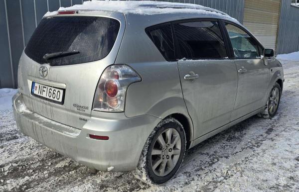 Pelēks Toyota Corolla Verso 2006 Viļņa, ar dzinēja tilpumu 2.20 L un nobraukumu 370 tūkst. km par 1200 €, foto 6 vietnē AUTOMOTO.COM.LV