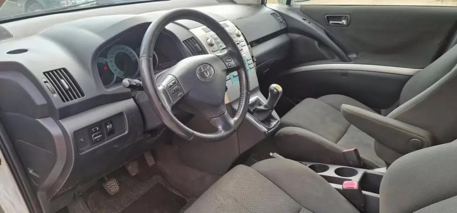 Pelēks Toyota Corolla Verso 2006 Valmiera, ar dzinēja tilpumu 2.20 L un nobraukumu 273 tūkst. km par 1600 €, foto 9 vietnē AUTOMOTO.COM.LV
