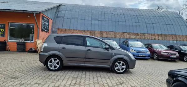 Grey Toyota Corolla Verso 2006 in Valmiera, with an engine capacity of 2.20 L and mileage of 318 thousand km for 1850 €, photo 2 on AUTOMOTO.COM.LV