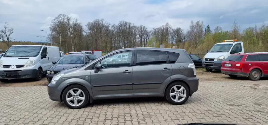 Pelēks Toyota Corolla Verso 2006 Valmiera, ar dzinēja tilpumu 2.20 L un nobraukumu 318 tūkst. km par 1850 €, foto 6 vietnē AUTOMOTO.COM.LV