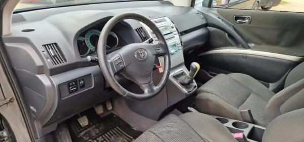 Grey Toyota Corolla Verso 2006 in Valmiera, with an engine capacity of 2.20 L and mileage of 318 thousand km for 1850 €, photo 8 on AUTOMOTO.COM.LV