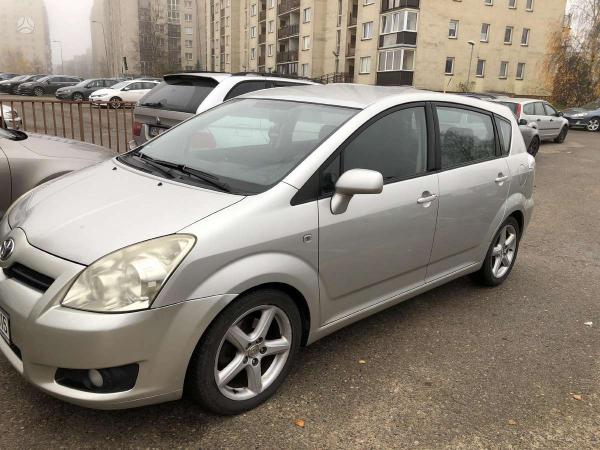 Pelēks Toyota Corolla Verso 2007 Viļņa, ar dzinēja tilpumu 2.20 L un nobraukumu 300 tūkst. km par 3300 €, foto 3 vietnē AUTOMOTO.COM.LV