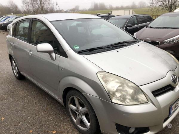 Pelēks Toyota Corolla Verso 2007 Viļņa, ar dzinēja tilpumu 2.20 L un nobraukumu 300 tūkst. km par 3300 €, foto 4 vietnē AUTOMOTO.COM.LV