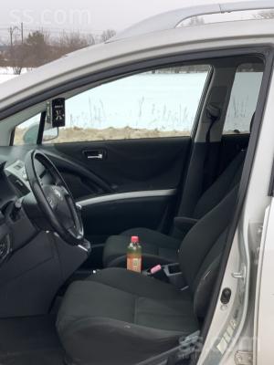 Pelēks Toyota Corolla Verso 2007 Rīga, ar dzinēja tilpumu 2.20 L un nobraukumu 350 tūkst. km par 1950 €, foto 8 vietnē AUTOMOTO.COM.LV
