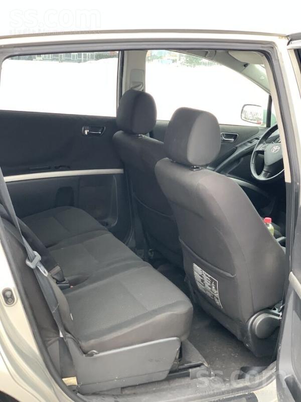 Grey Toyota Corolla Verso 2007 in Riga, with an engine capacity of 2.20 L and mileage of 350 thousand km for 1790 €, photo 8 on AUTOMOTO.COM.LV