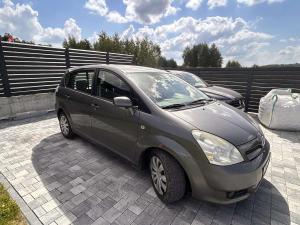 Pelēks Toyota Corolla Verso 2007 Viļņa, ar dzinēja tilpumu 2.23 L un nobraukumu 289 tūkst. km par 1600 €, foto  vietnē AUTOMOTO.COM.LV