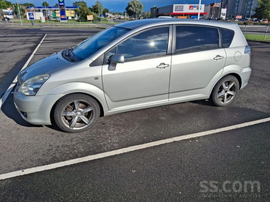 Pelēks Toyota Corolla Verso 2007 Rēzekne, ar dzinēja tilpumu 2.20 L un nobraukumu 307 tūkst. km par 2800 €, foto 1 vietnē AUTOMOTO.COM.LV