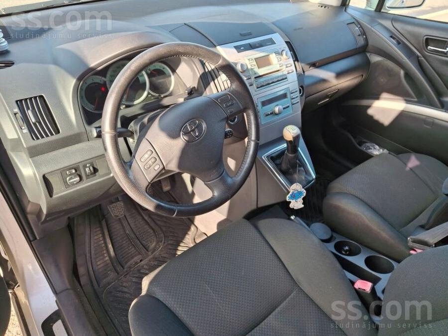 Pelēks Toyota Corolla Verso 2007 Rēzekne, ar dzinēja tilpumu 2.20 L un nobraukumu 307 tūkst. km par 2800 €, foto 7 vietnē AUTOMOTO.COM.LV