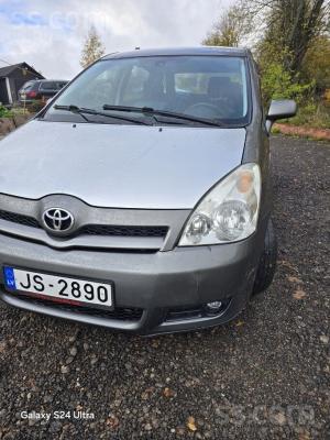 Grey Toyota Corolla Verso 2007 in Rezekne, with an engine capacity of 2.00 L and mileage of 335 thousand km for 1550 €, photo 3 on AUTOMOTO.COM.LV