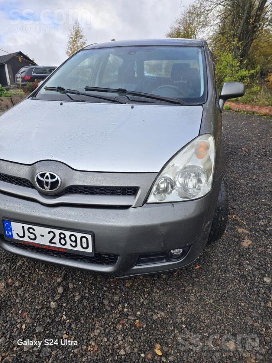 Grey Toyota Corolla Verso 2007 in Rezekne, with an engine capacity of 2.00 L and mileage of 335 thousand km for 1550 €, photo 3 on AUTOMOTO.COM.LV