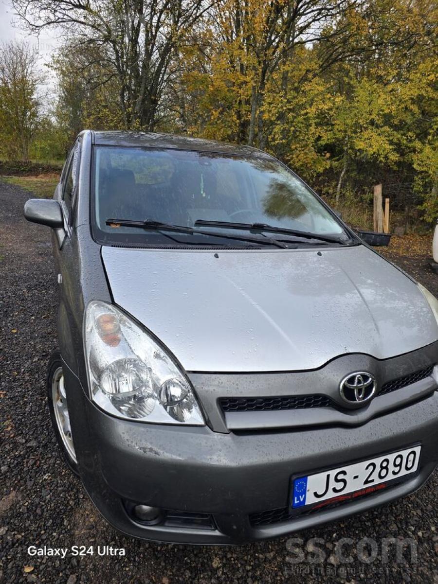 Grey Toyota Corolla Verso 2007 in Rezekne, with an engine capacity of 2.00 L and mileage of 335 thousand km for 1550 €, photo 5 on AUTOMOTO.COM.LV