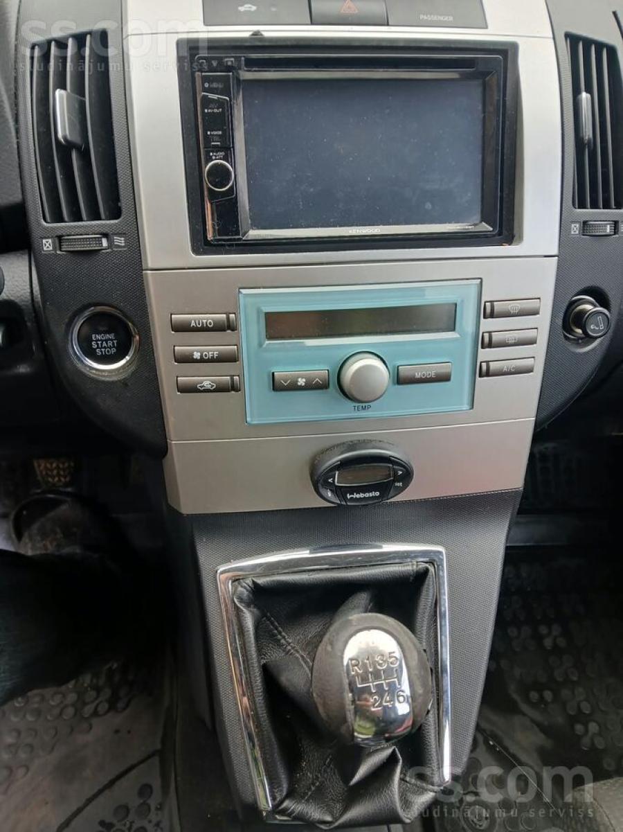 Grey Toyota Corolla Verso 2007 in Rezekne, with an engine capacity of 2.00 L and mileage of 335 thousand km for 1550 €, photo 10 on AUTOMOTO.COM.LV