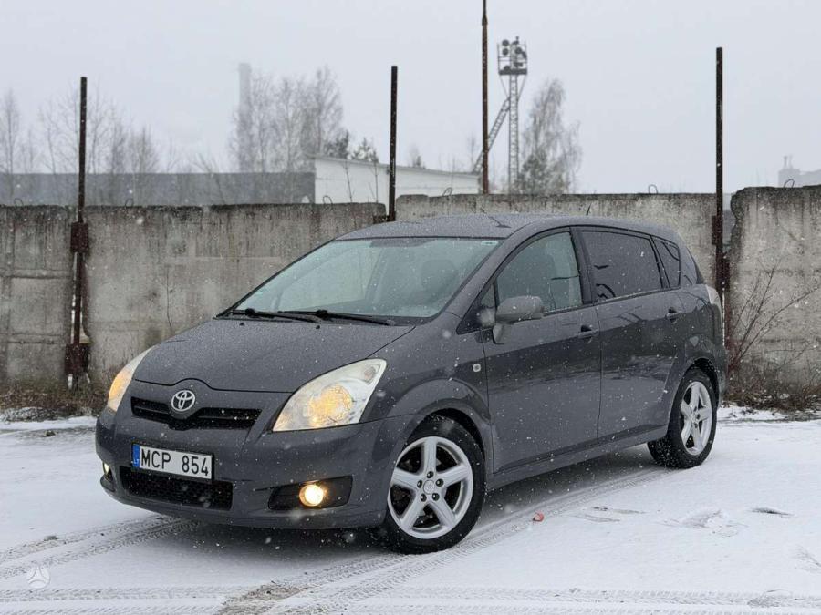 Grey Toyota Corolla Verso 2009 in Vilnius, with an engine capacity of 2.23 L and mileage of 291 thousand km for 2650 €, photo 1 on AUTOMOTO.COM.LV