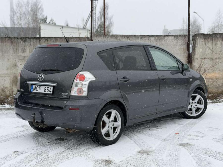 Grey Toyota Corolla Verso 2009 in Vilnius, with an engine capacity of 2.23 L and mileage of 291 thousand km for 2650 €, photo 2 on AUTOMOTO.COM.LV