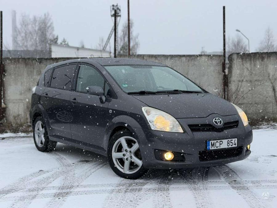 Grey Toyota Corolla Verso 2009 in Vilnius, with an engine capacity of 2.23 L and mileage of 291 thousand km for 2650 €, photo 3 on AUTOMOTO.COM.LV