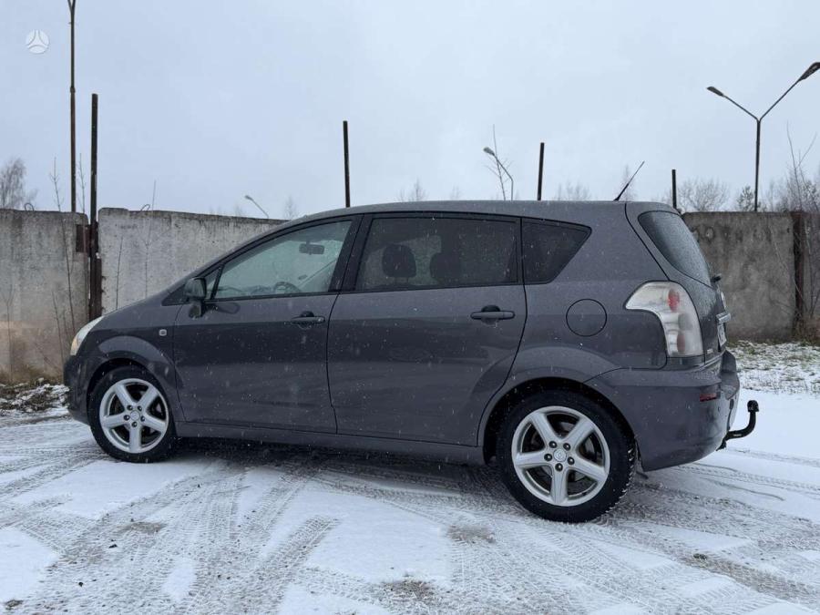 Grey Toyota Corolla Verso 2009 in Vilnius, with an engine capacity of 2.23 L and mileage of 291 thousand km for 2650 €, photo 4 on AUTOMOTO.COM.LV