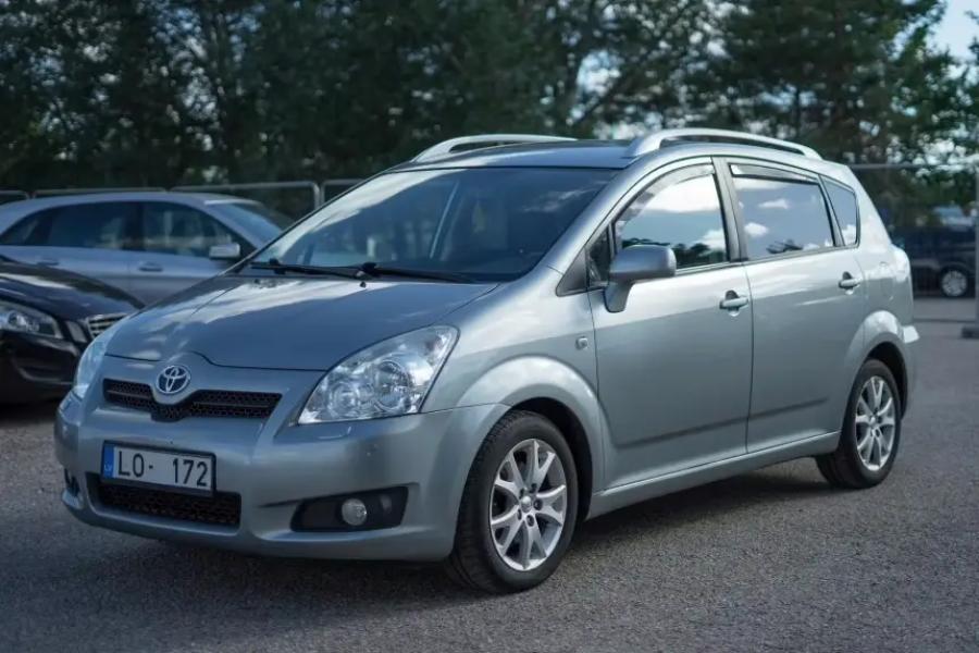 Grey Toyota Corolla Verso 2009 in Liepaja, with an engine capacity of 2.20 L and mileage of 192 thousand km for 3850 €, photo 1 on AUTOMOTO.COM.LV