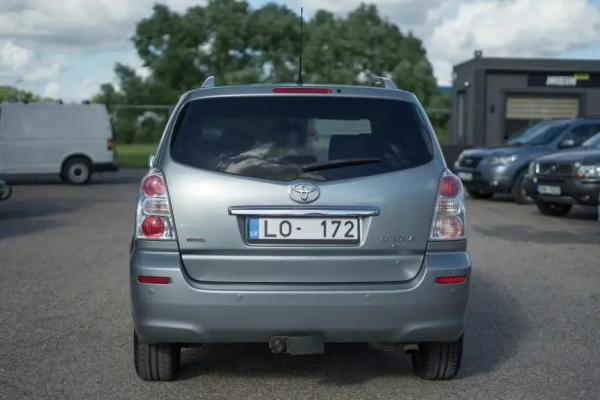 Grey Toyota Corolla Verso 2009 in Liepaja, with an engine capacity of 2.20 L and mileage of 192 thousand km for 3850 €, photo 3 on AUTOMOTO.COM.LV