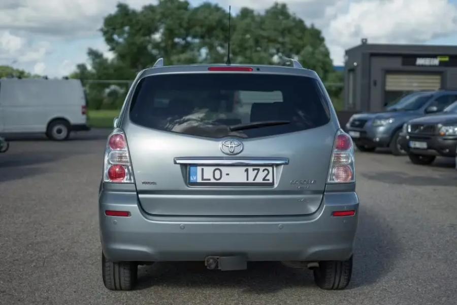 Grey Toyota Corolla Verso 2009 in Liepaja, with an engine capacity of 2.20 L and mileage of 192 thousand km for 3850 €, photo 4 on AUTOMOTO.COM.LV
