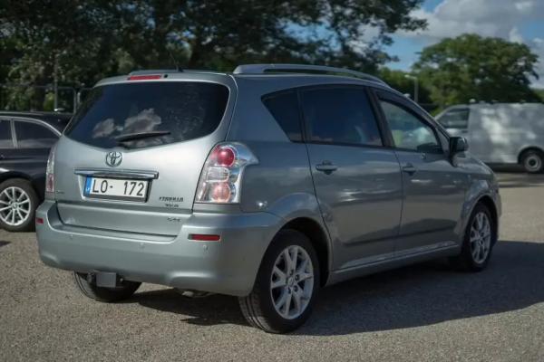 Grey Toyota Corolla Verso 2009 in Liepaja, with an engine capacity of 2.20 L and mileage of 192 thousand km for 3850 €, photo 4 on AUTOMOTO.COM.LV