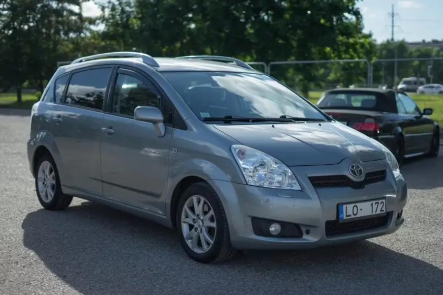 Grey Toyota Corolla Verso 2009 in Liepaja, with an engine capacity of 2.20 L and mileage of 192 thousand km for 3850 €, photo 6 on AUTOMOTO.COM.LV