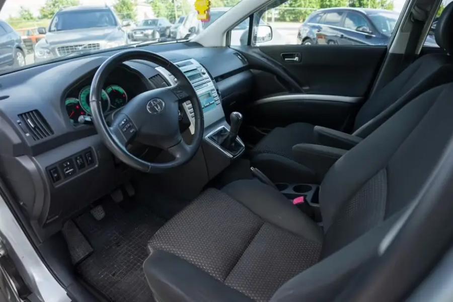 Grey Toyota Corolla Verso 2009 in Liepaja, with an engine capacity of 2.20 L and mileage of 192 thousand km for 3850 €, photo 10 on AUTOMOTO.COM.LV