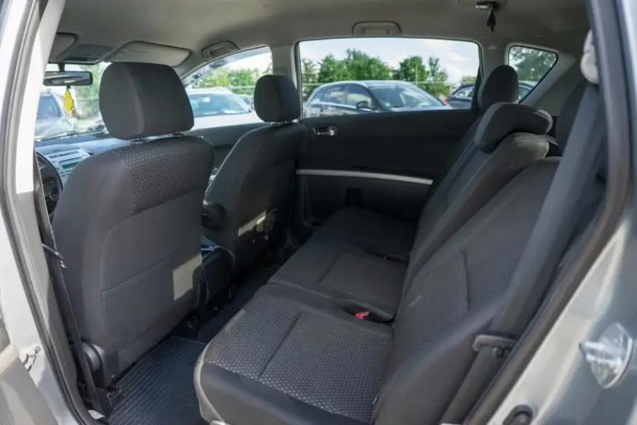 Grey Toyota Corolla Verso 2009 in Liepaja, with an engine capacity of 2.20 L and mileage of 192 thousand km for 3850 €, photo 11 on AUTOMOTO.COM.LV