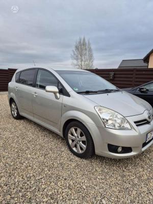 Grey Toyota Corolla Verso 2009 in Mazeikiai, with an engine capacity of 2.20 L and mileage of 300 thousand km for 4100 €, photo  on AUTOMOTO.COM.LV