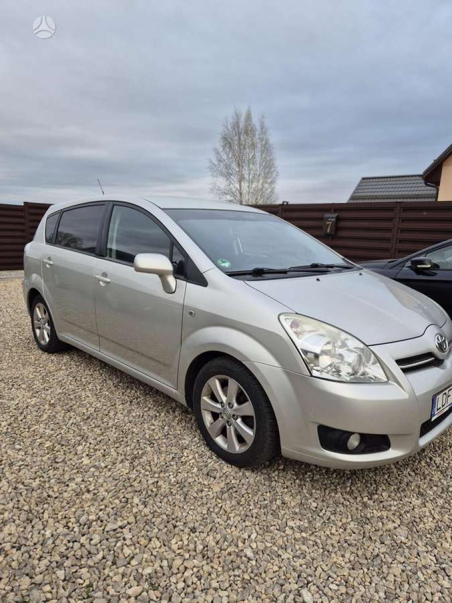 Pelēks Toyota Corolla Verso 2009 Mažeikiai, ar dzinēja tilpumu 2.20 L un nobraukumu 300 tūkst. km par 4100 €, foto 1 vietnē AUTOMOTO.COM.LV