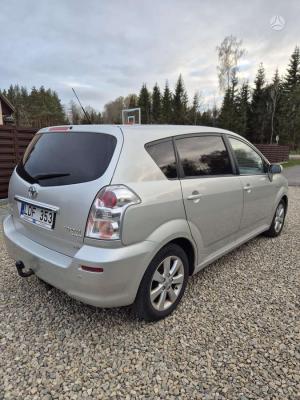 Pelēks Toyota Corolla Verso 2009 Mažeikiai, ar dzinēja tilpumu 2.20 L un nobraukumu 300 tūkst. km par 4100 €, foto 3 vietnē AUTOMOTO.COM.LV