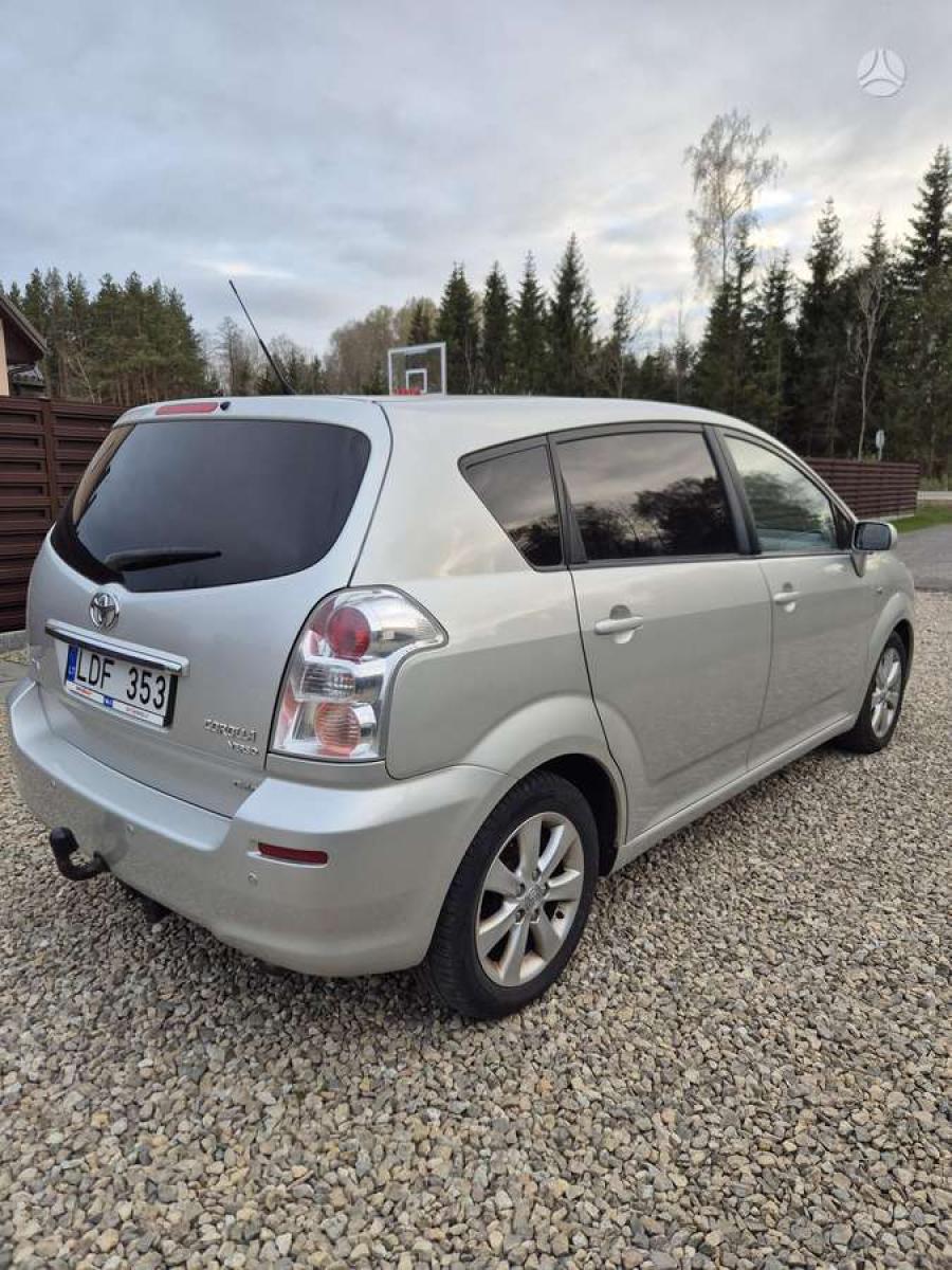Pelēks Toyota Corolla Verso 2009 Mažeikiai, ar dzinēja tilpumu 2.20 L un nobraukumu 300 tūkst. km par 4100 €, foto 3 vietnē AUTOMOTO.COM.LV