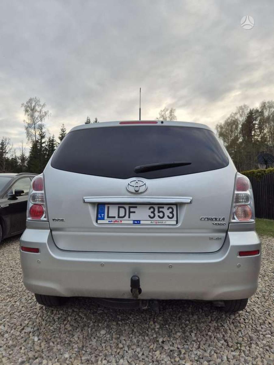 Pelēks Toyota Corolla Verso 2009 Mažeikiai, ar dzinēja tilpumu 2.20 L un nobraukumu 300 tūkst. km par 4100 €, foto 4 vietnē AUTOMOTO.COM.LV