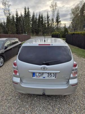 Pelēks Toyota Corolla Verso 2009 Mažeikiai, ar dzinēja tilpumu 2.20 L un nobraukumu 300 tūkst. km par 4100 €, foto 5 vietnē AUTOMOTO.COM.LV
