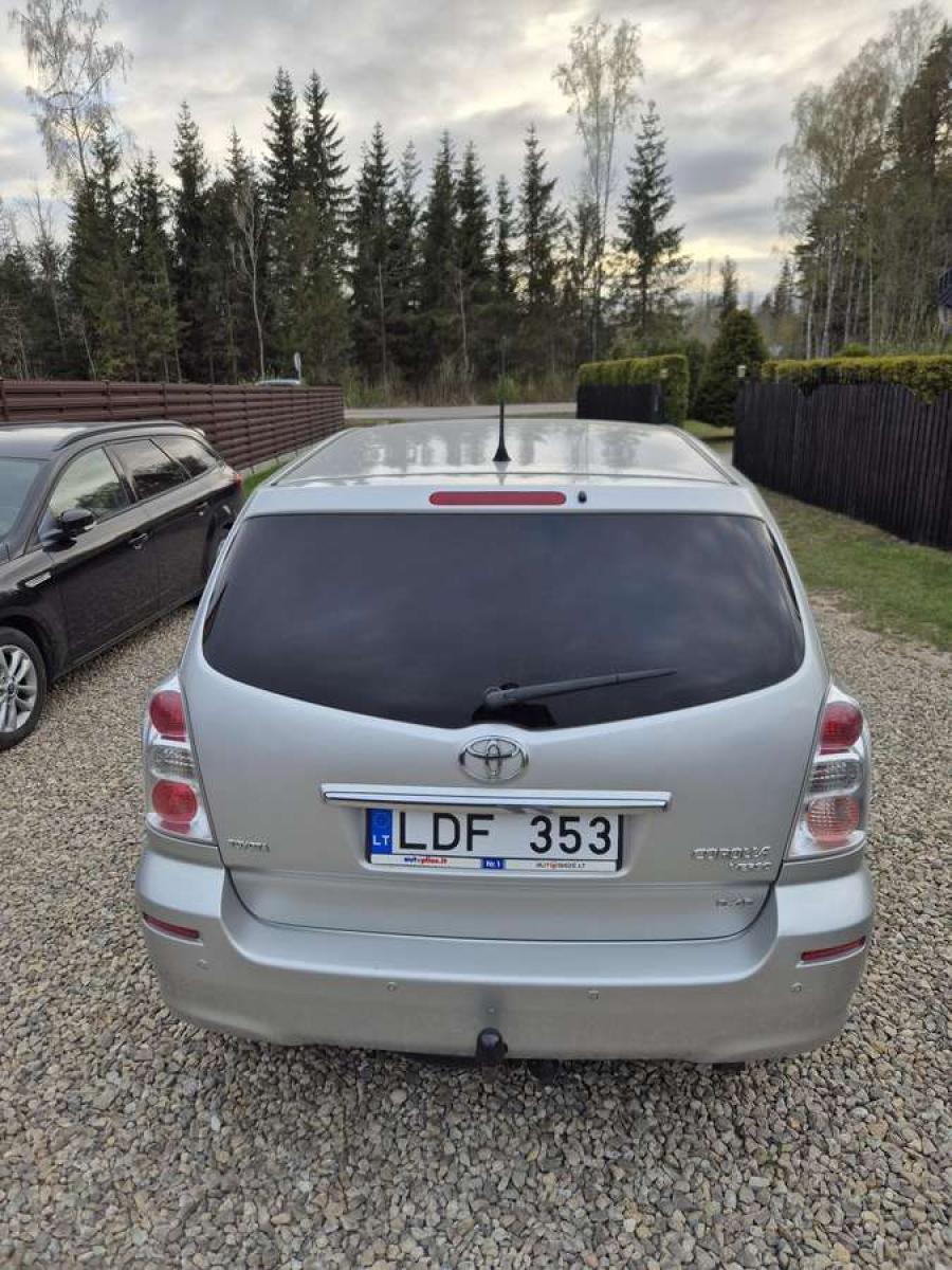 Pelēks Toyota Corolla Verso 2009 Mažeikiai, ar dzinēja tilpumu 2.20 L un nobraukumu 300 tūkst. km par 4100 €, foto 5 vietnē AUTOMOTO.COM.LV